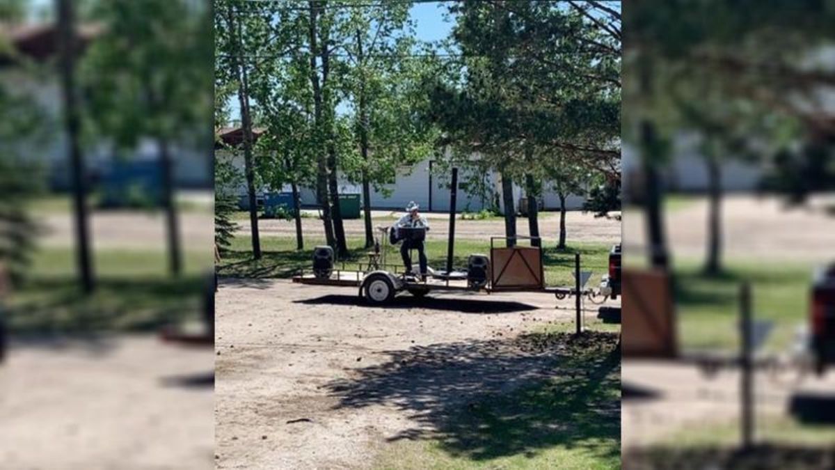 Trailer becomes stage: local country singer back on the road | paNOW