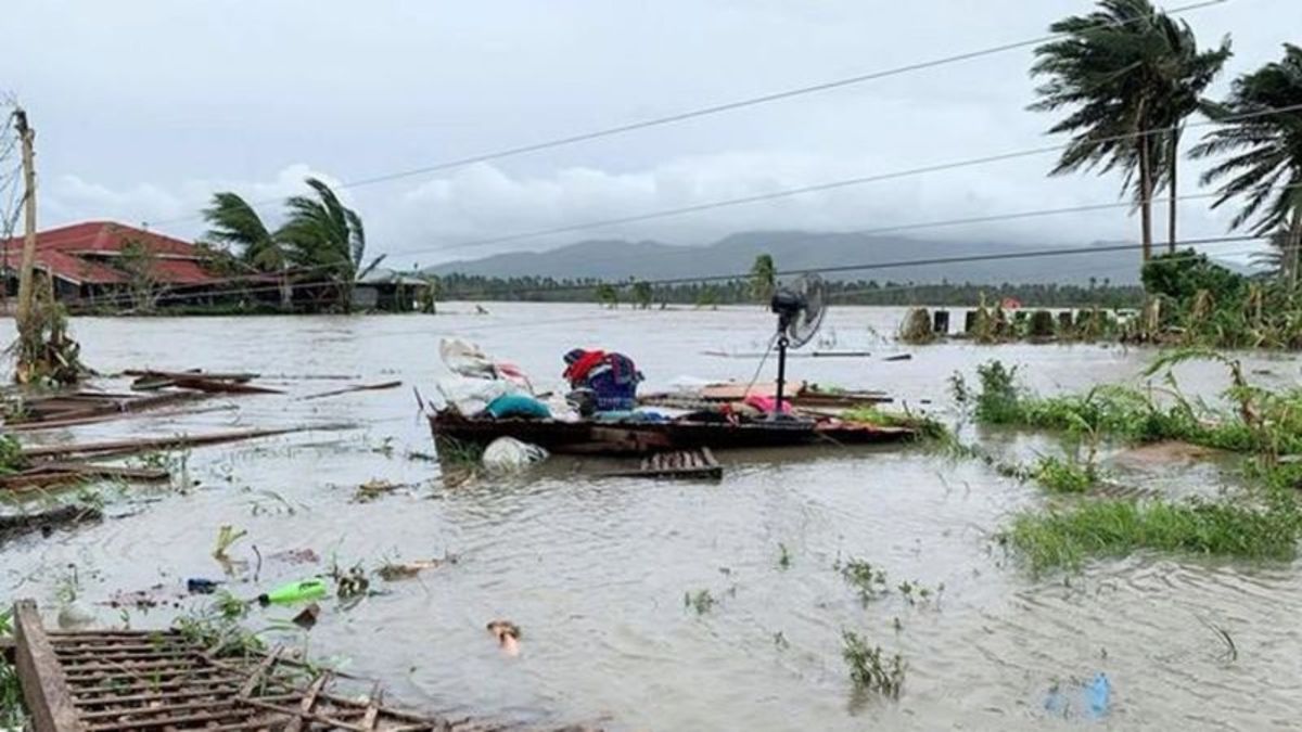 Typhoon displaces thousands, floods villages in Philippines ...
