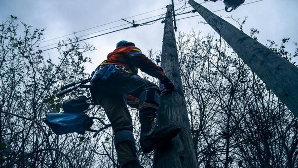 Hydro uses helicopter to remove old power line in Vernon area | Vernon ...
