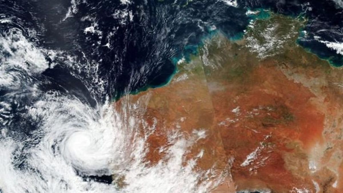 Cyclone damages Australian towns and cuts power to 31,500 | Lethbridge ...