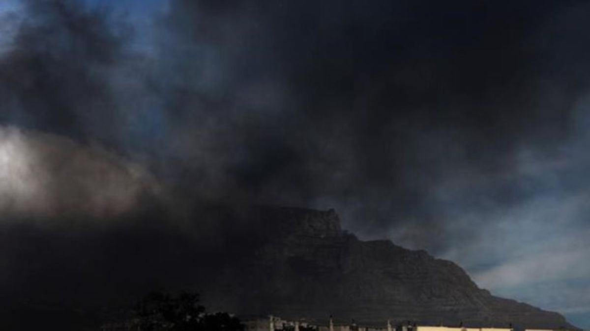 Evacuations, damage as raging wildfire spreads in Cape Town | CHAT News ...