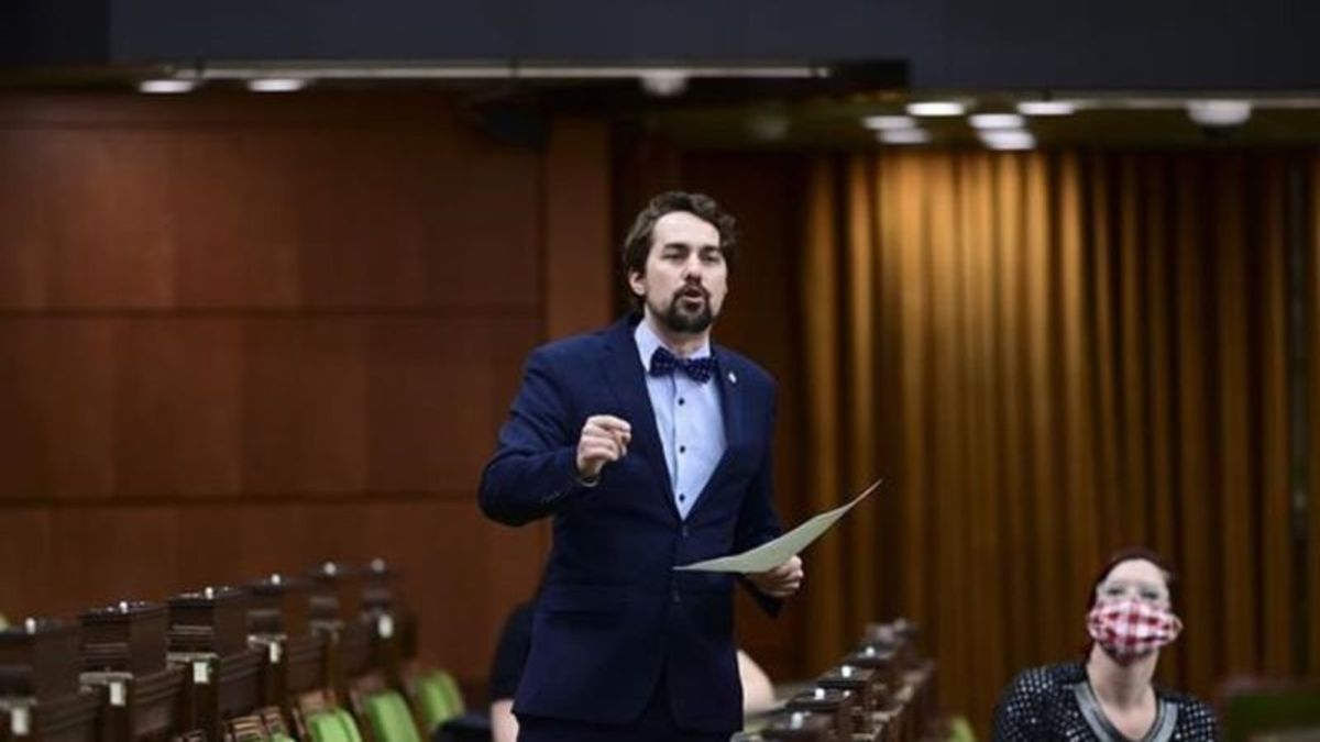 Bloc Québécois MP apologizes for taking nude photo of Liberal MP ...