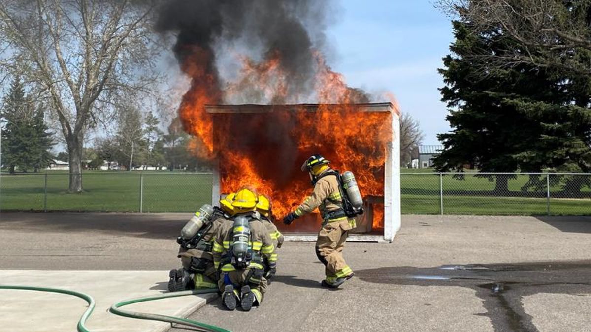 Video: Lethbridge Fire and EMS recruits’ fire training heats up ...