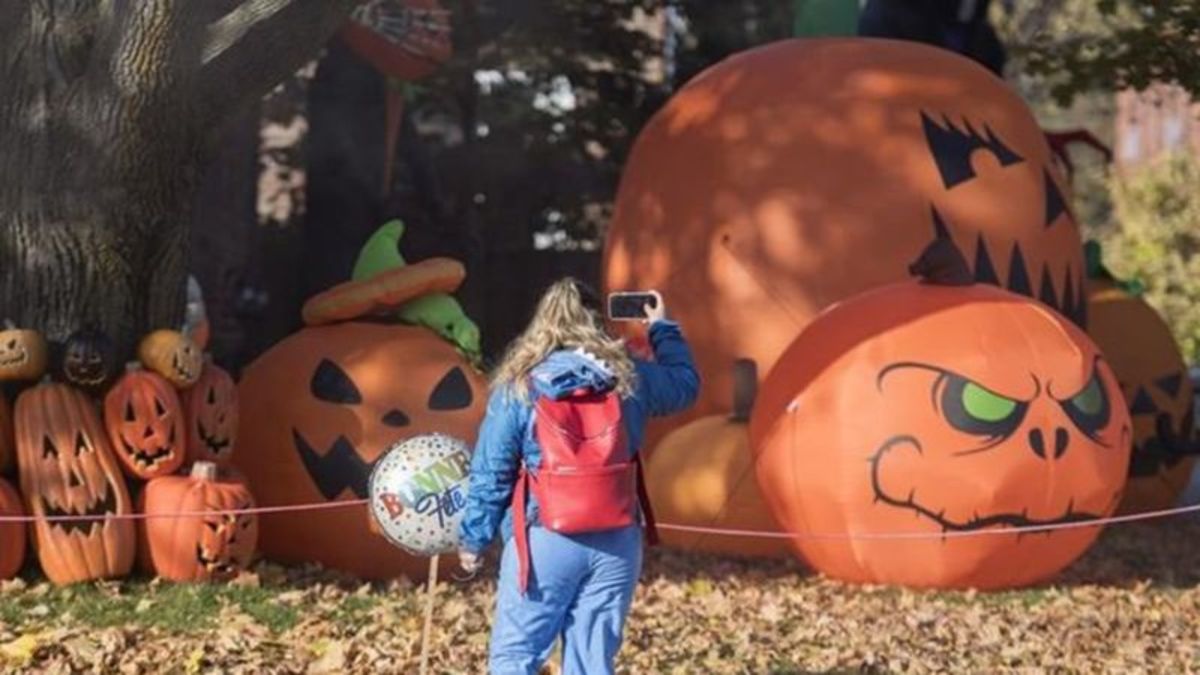 Decorations get super-sized for second pandemic-era Halloween ...