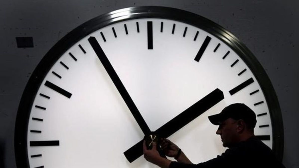 Canadians set back clocks this weekend as debate over seasonal time ...