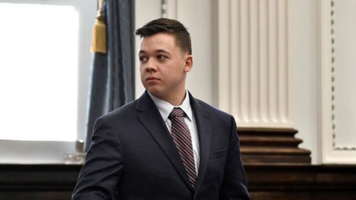 Drone video at Rittenhouse murder trial shows first shooting ...