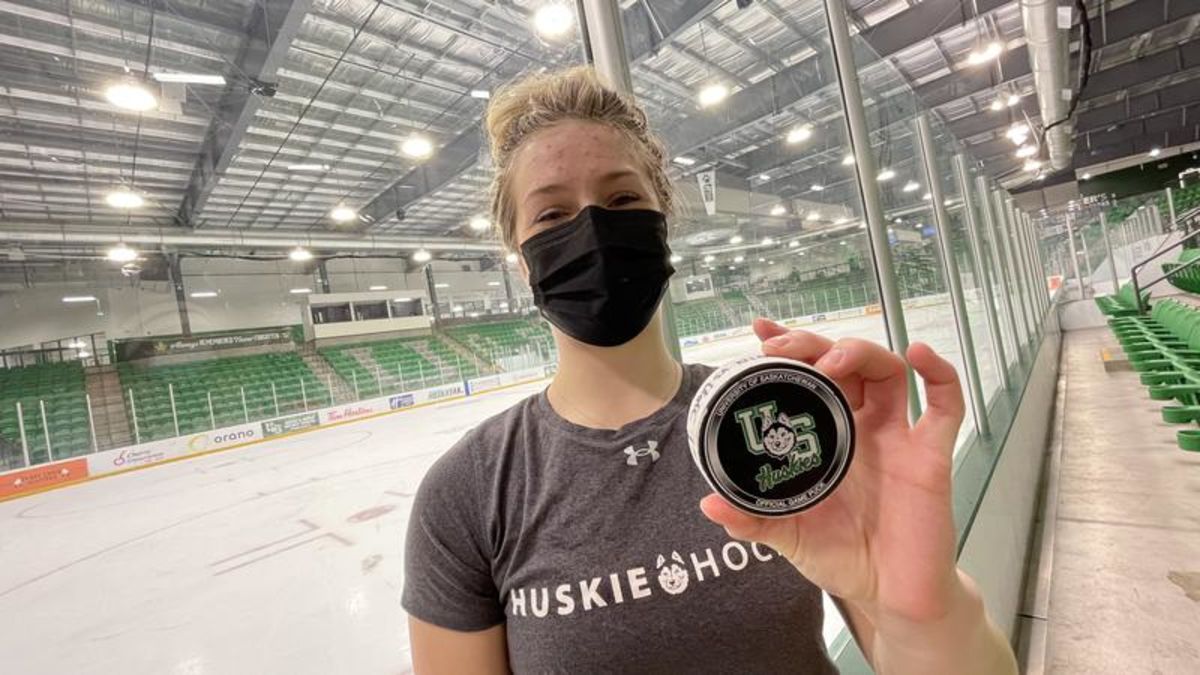 Emily Holmes scores game-winner for Huskies | HuskieFAN