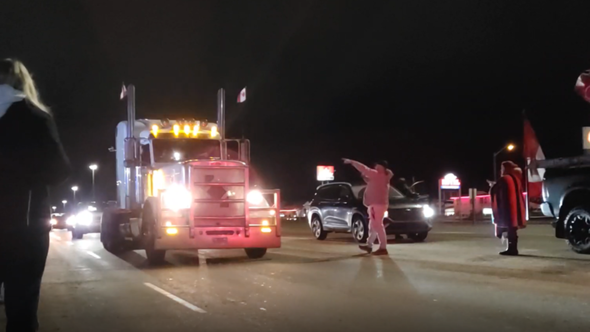 Freedom Convoy met by large crowd at Gasoline Alley | rdnewsnow.com