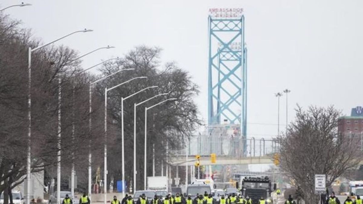 Police in Windsor, Ont. step up effort to end protest at Canada-U.S ...
