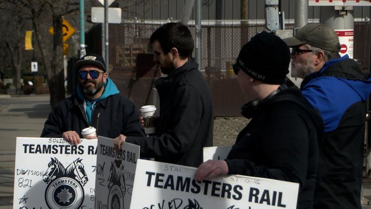 Kamloops CP Rail workers locked out and on strike; work stoppage impact ...