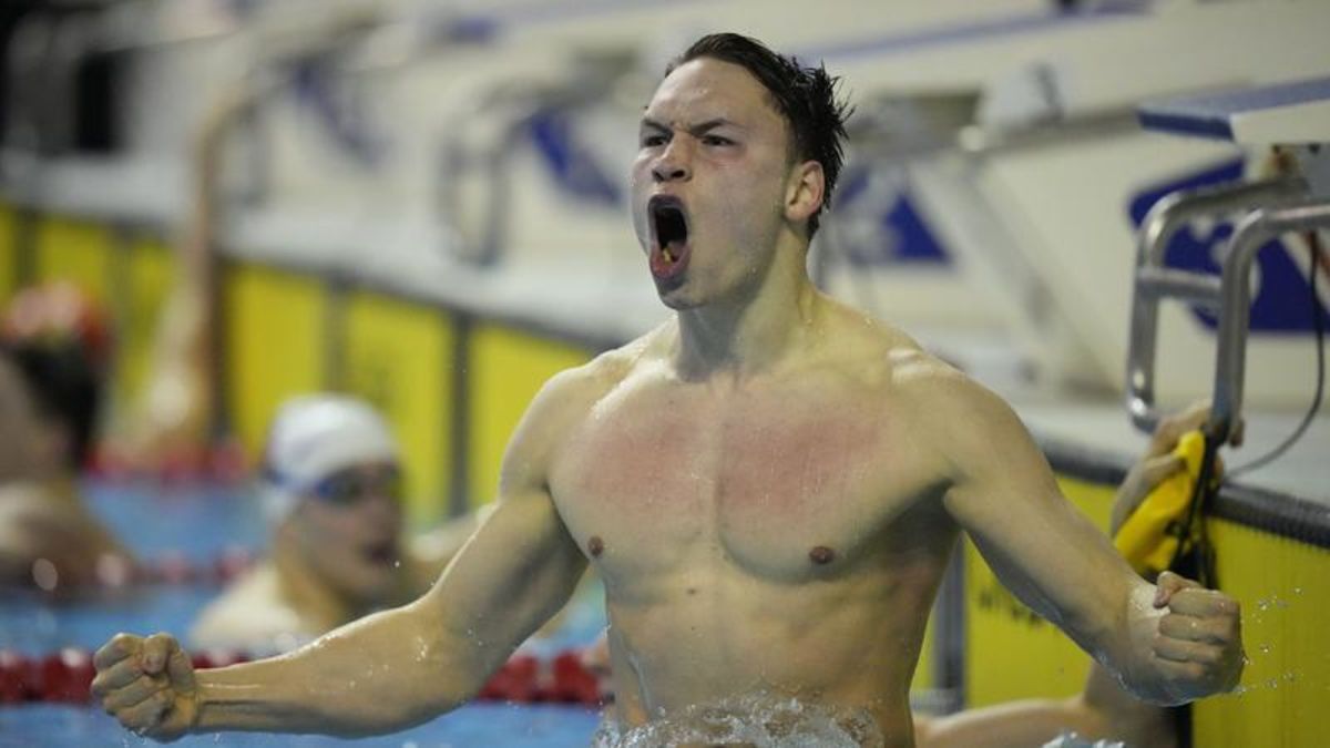 U of L swimmers win five medals, set records at national championships ...