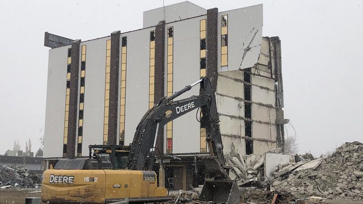 Black Knight Inn tower coming down | rdnewsnow.com