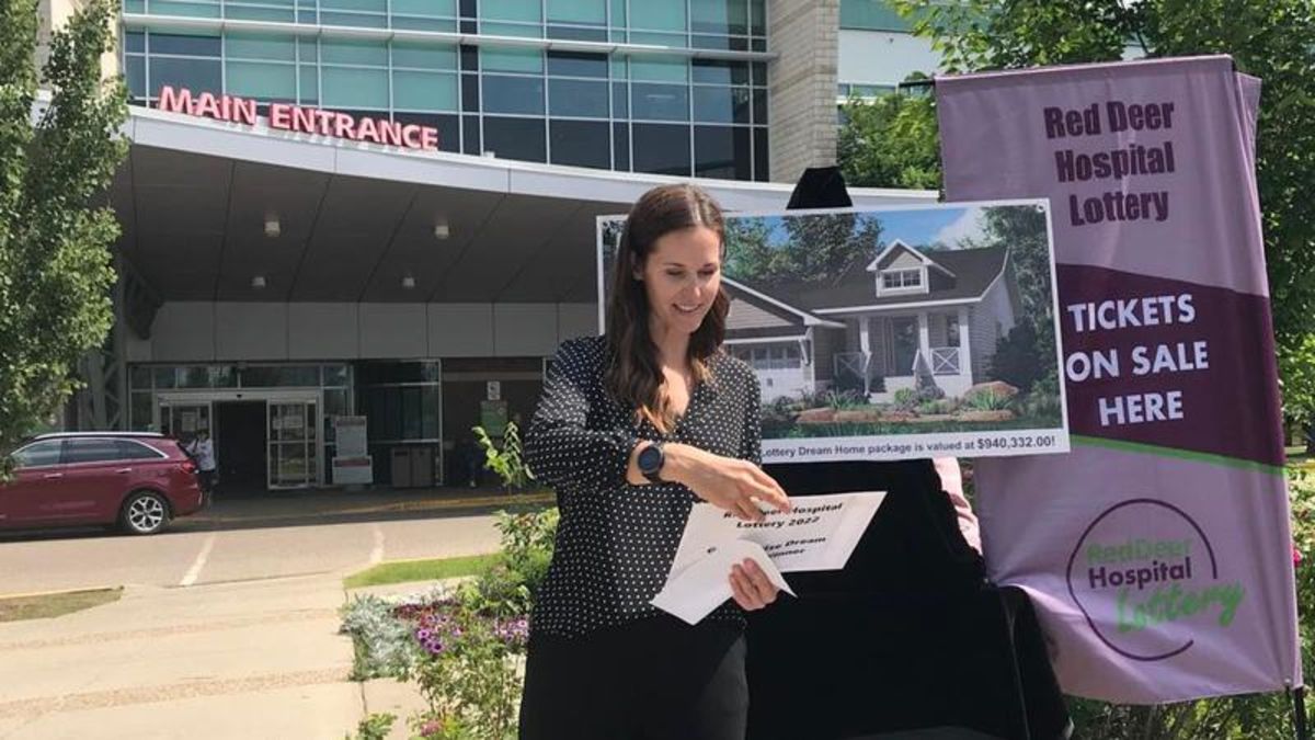 Rimbey couple win Red Deer Hospital Lottery dream home | rdnewsnow.com