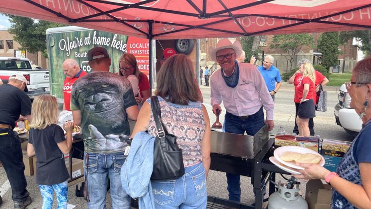 Long lines, excitement as Mayor’s Community BBQ kicks off Whoop-Up Days ...