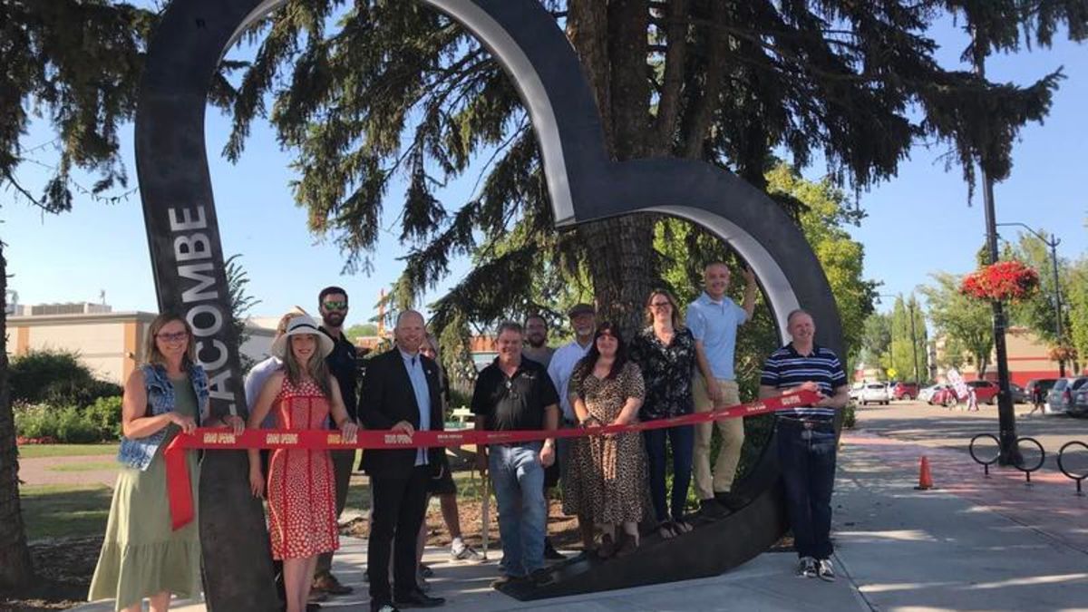 Heart of Lacombe signature landmark installed in downtown | rdnewsnow.com
