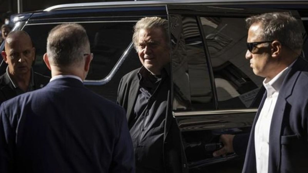 Steve Bannon surrenders in NY court in wall donor case | paNOW