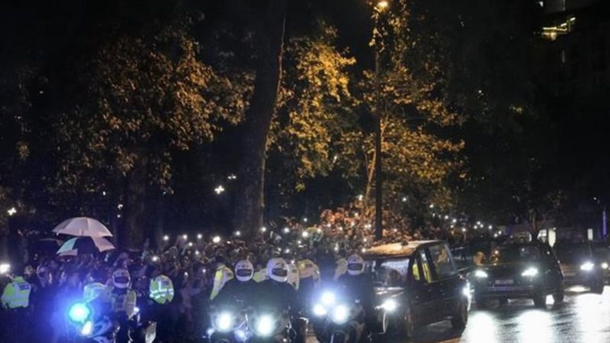 ‘History’: Thousands come for last glimpse of queen | CHAT News Today