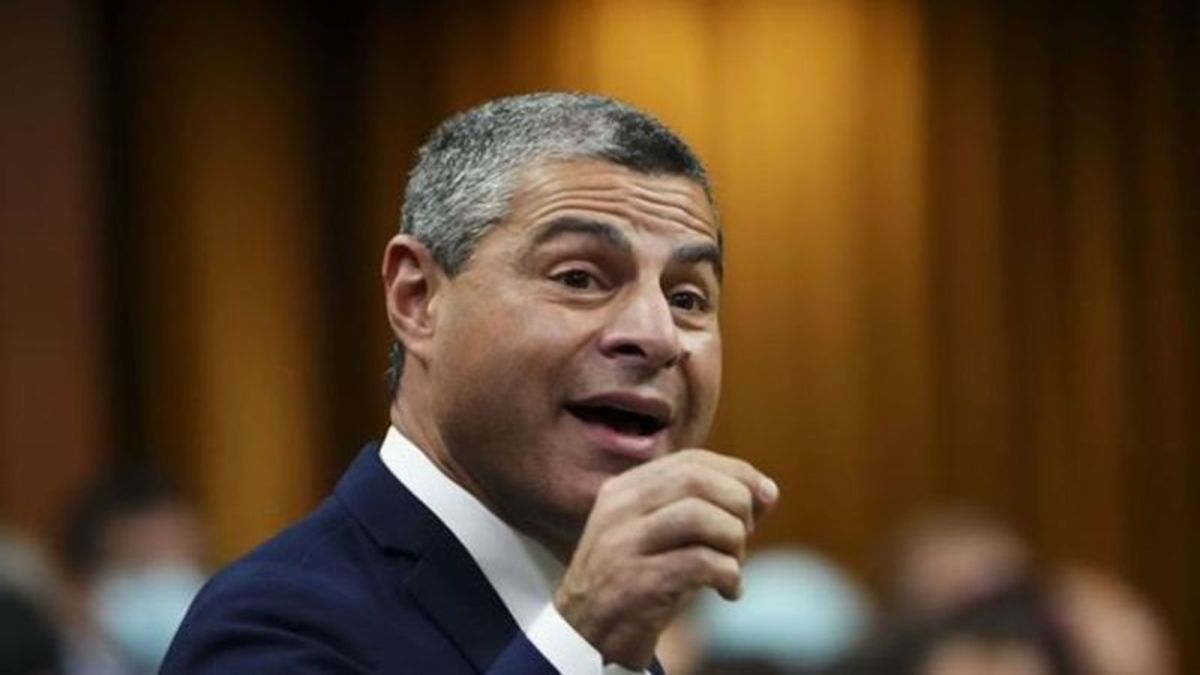 Text message campaign targets Quebec MP Alain Rayes, who left ...