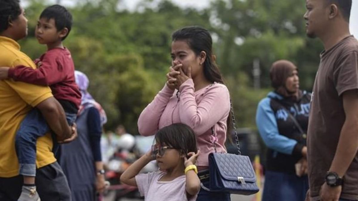 Indonesia police: Stadium exit gates too small for escape | paNOW