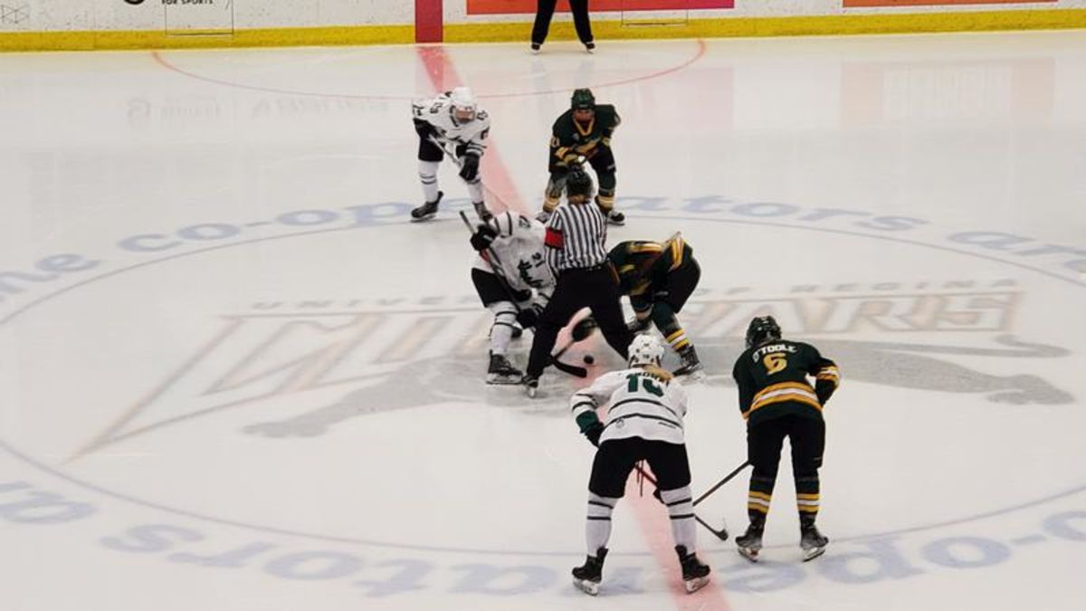 Huskie women’s hockey team wins again in Regina | HuskieFAN