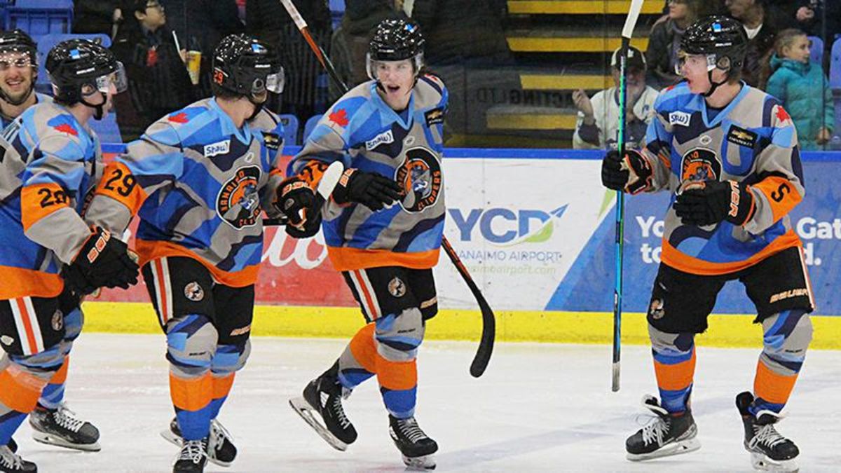 Clippers lead wire to wire in 4-1 win against Bulldogs | 102.3 The Wave