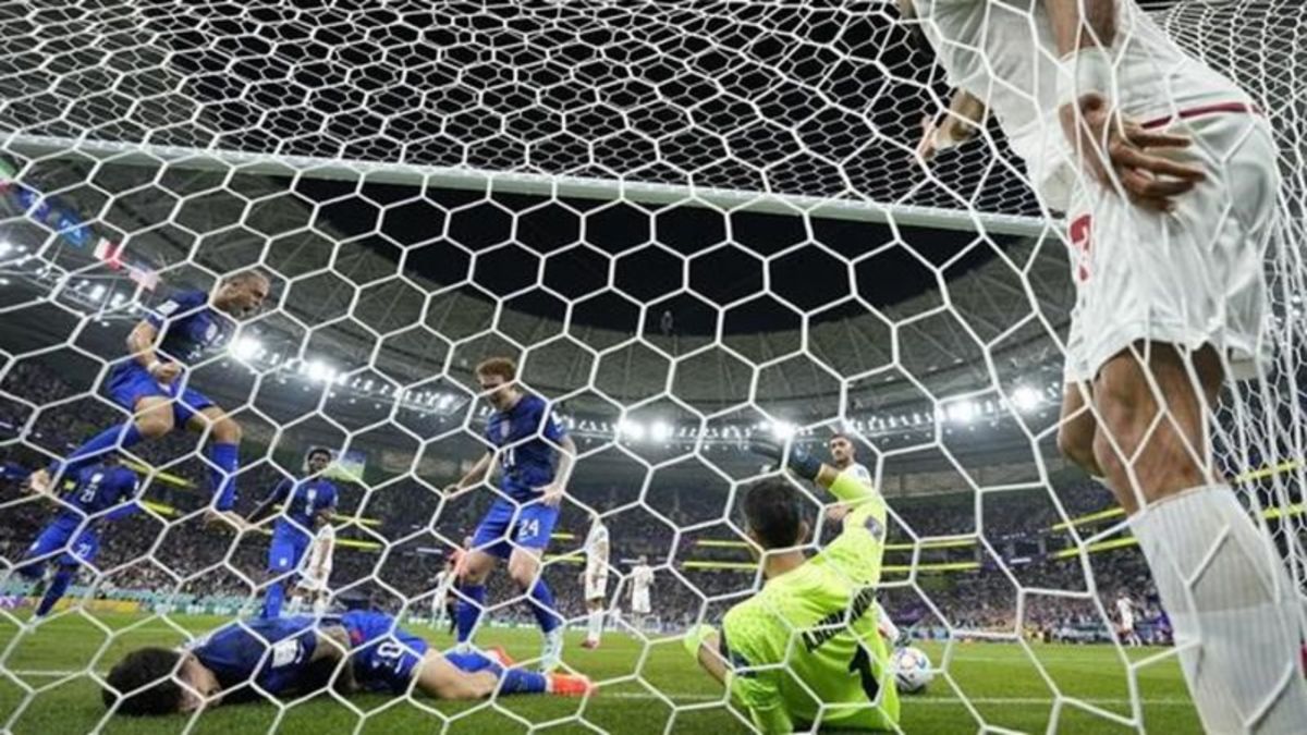 Pulisic goal advances US in World Cup with 1-0 win over Iran | Vernon ...