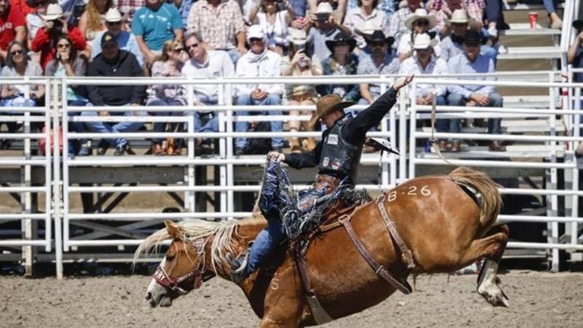 Canadas Zeke Thurston Wins Third World Saddle Bronc Crown Of His