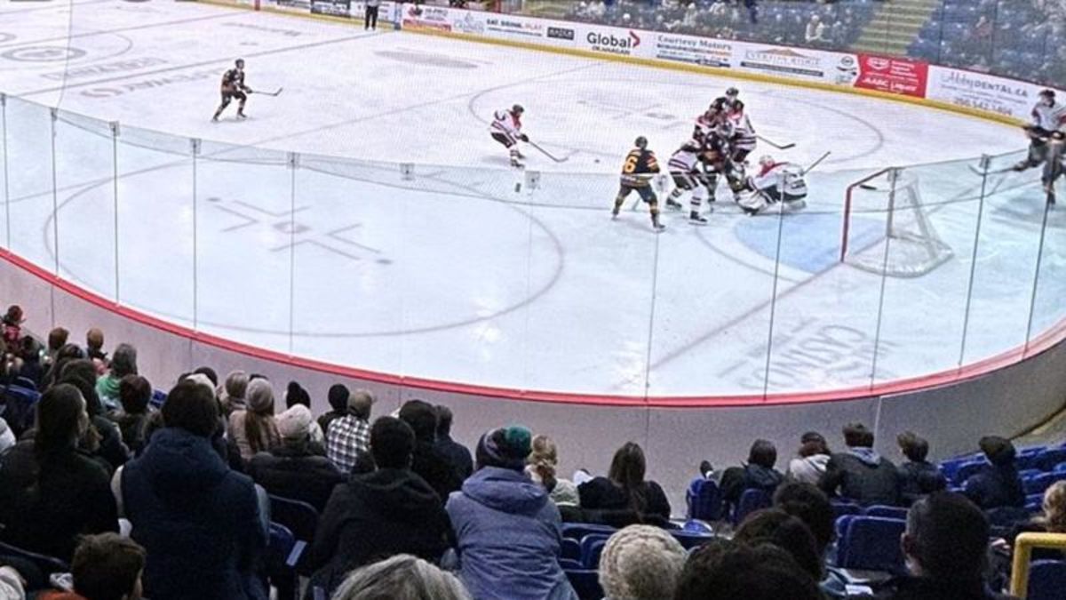 Big crowd sees Vipers knock off Centennials | Vernon Matters