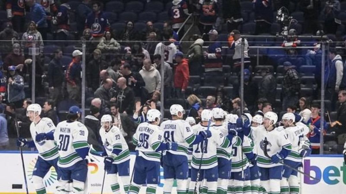 Pettersson scores 2, Canucks beat Isles to snap 2-game skid | meadowlakeNOW