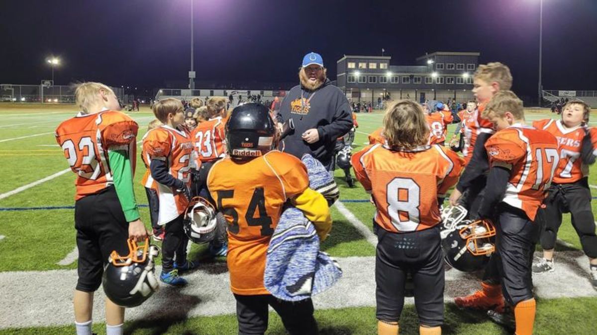 Sylvan Lake coach wins annual award from Football Alberta | rdnewsnow.com