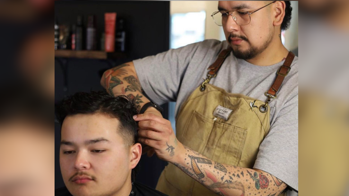 Indigenous barber honouring his culture by cutting hair | northeastNOW