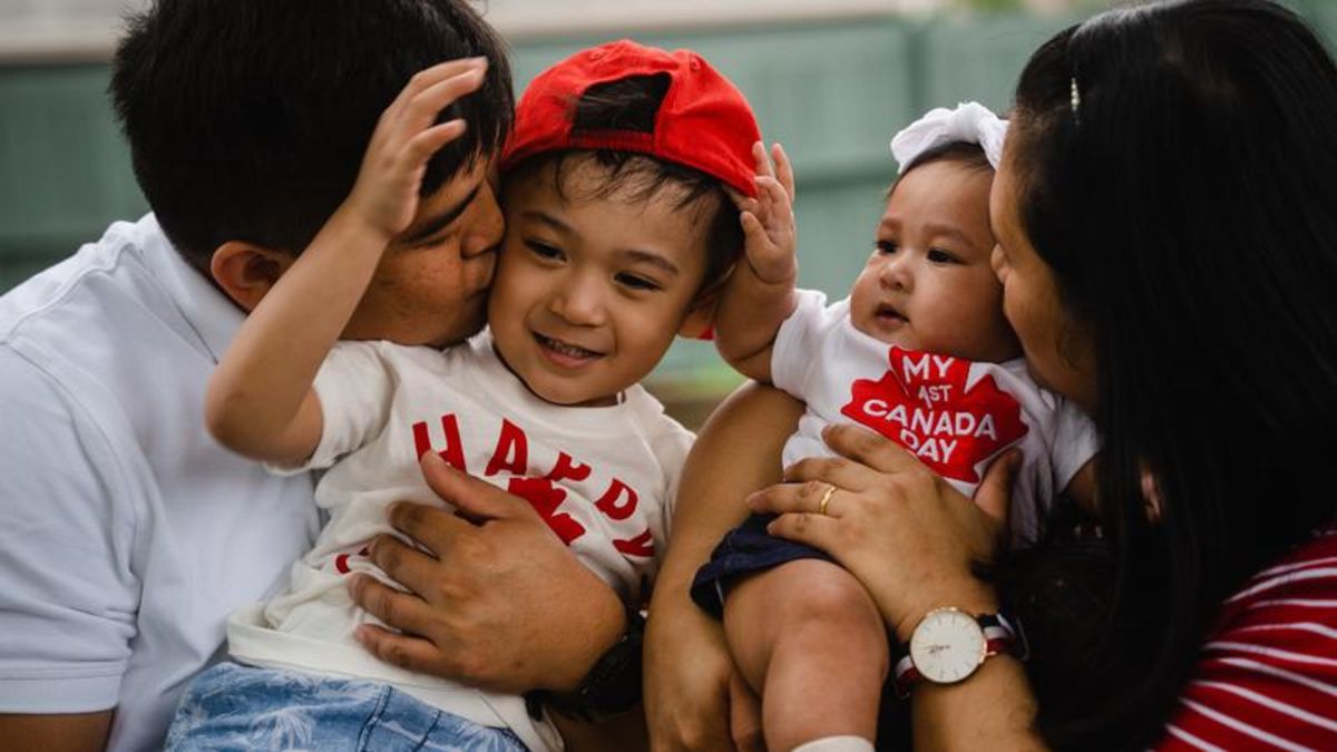 Filipino family vlogging family experiences in new home of Melfort ...