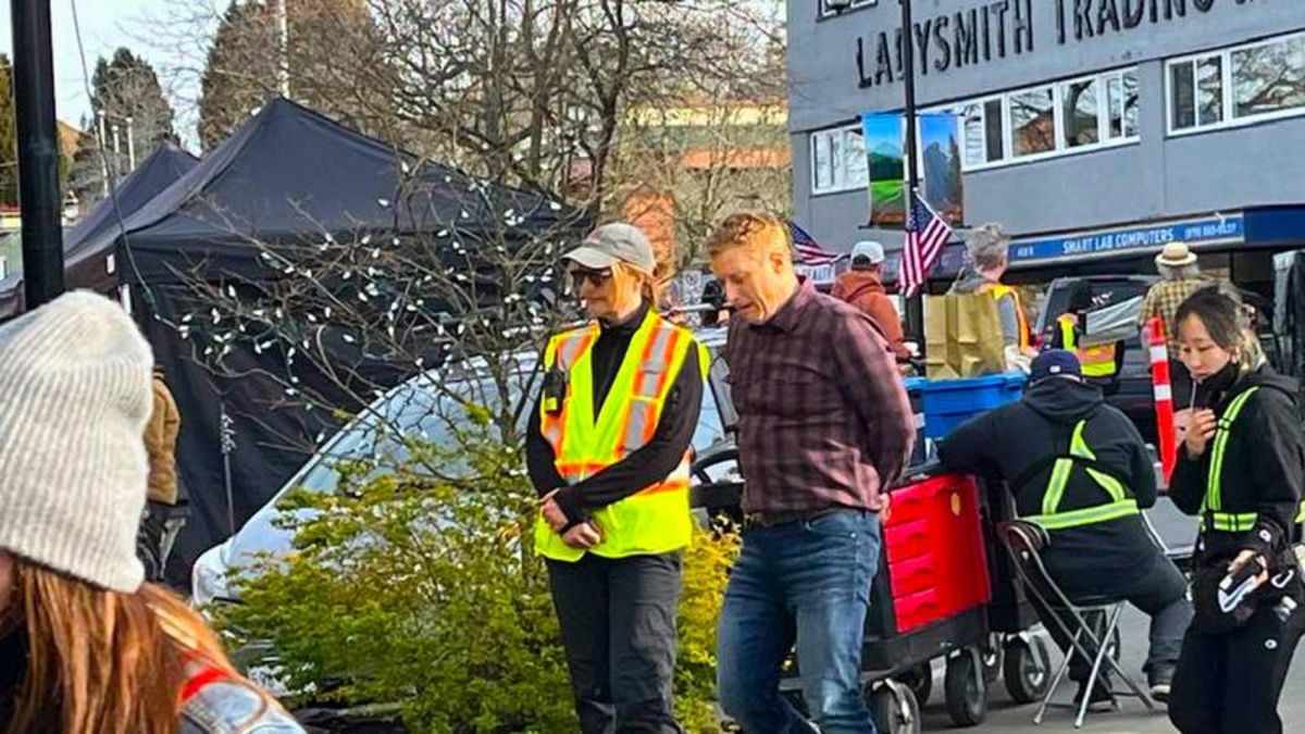 ‘Resident Alien’ wraps up filming of third season in Ladysmith | 106.9 ...