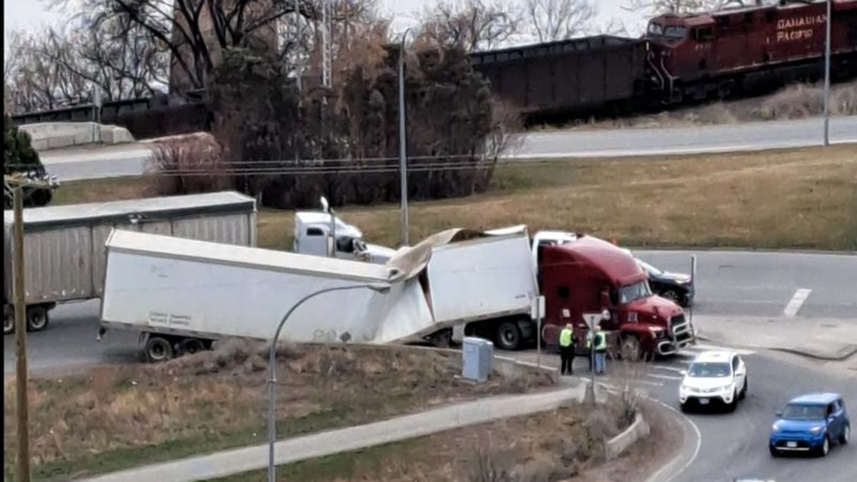 PHOTOS: Commercial trailer mishap snarls Mission Flats traffic | CFJC ...