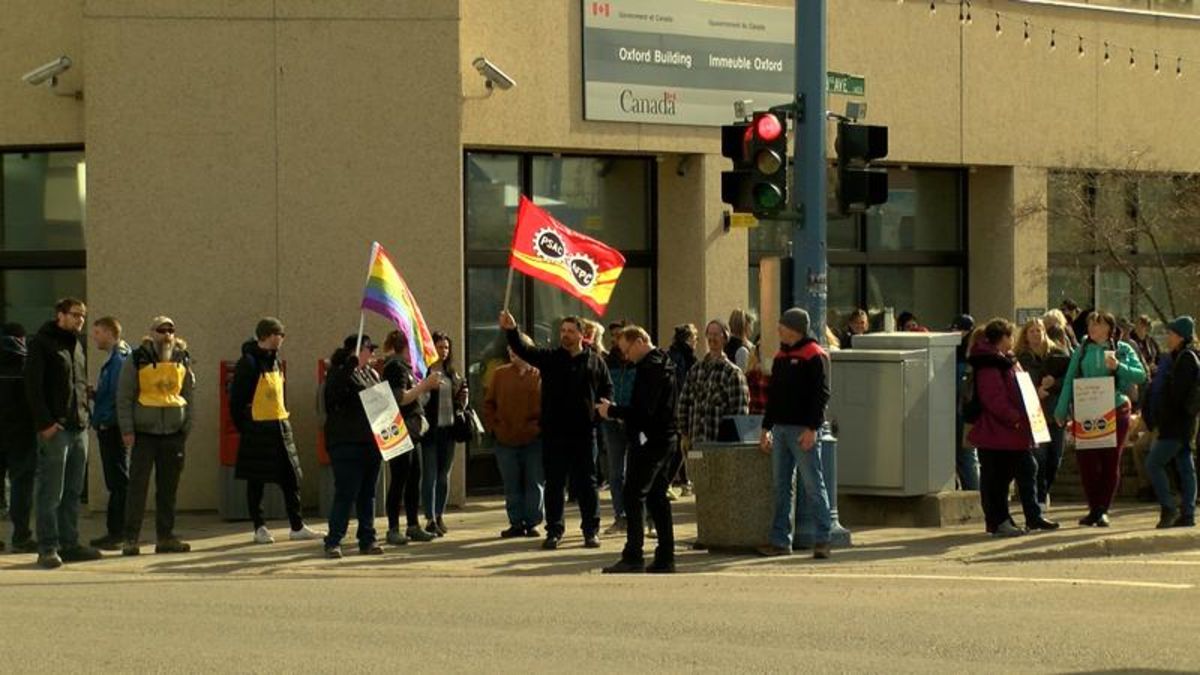 Federal workers take strike action | CKPG Today