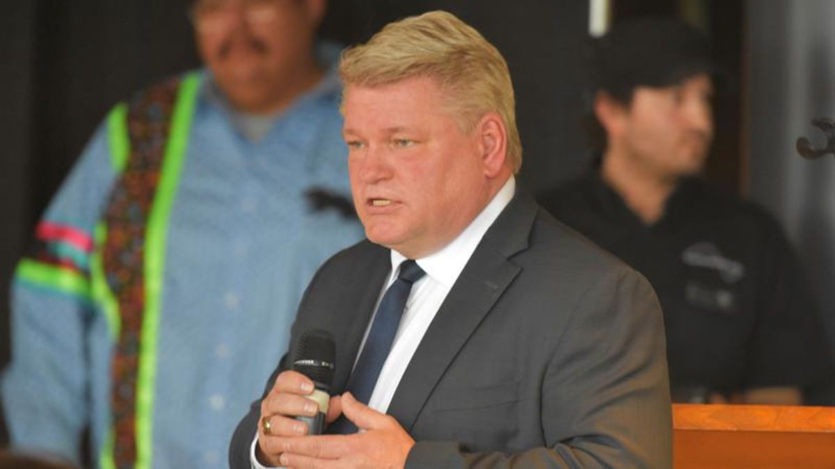 Hoback presents Platinum Jubilee medals to recipients during ceremony ...