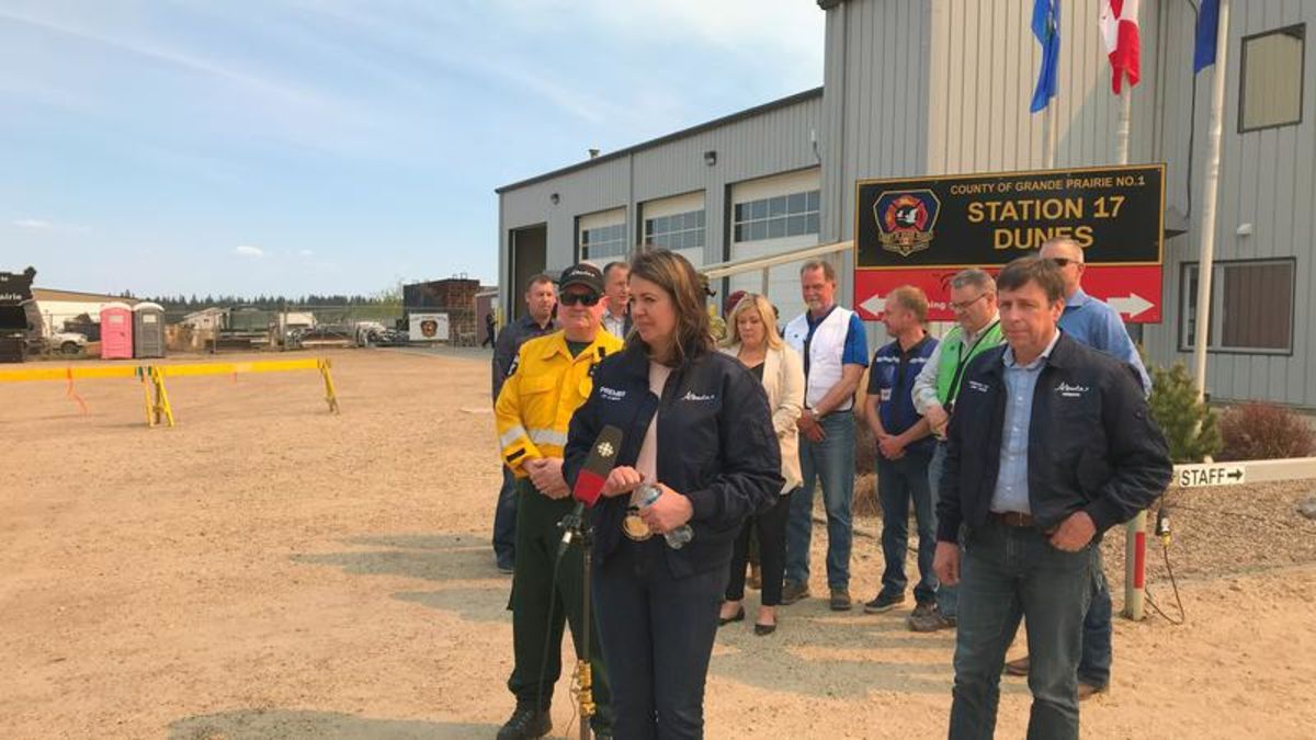 Premier Smith visits areas in the Peace hit by wildfires | EverythingGP