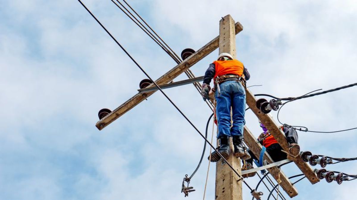 Power pole work on 40 Avenue | rdnewsnow.com