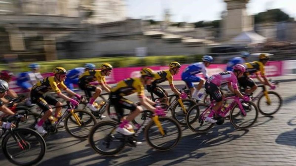 Roglic raises the Giro d’Italia trophy in Rome; Cavendish wins final ...