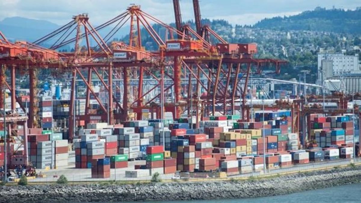 B.C. port cargo loaders approve strike, but talks continue with ...