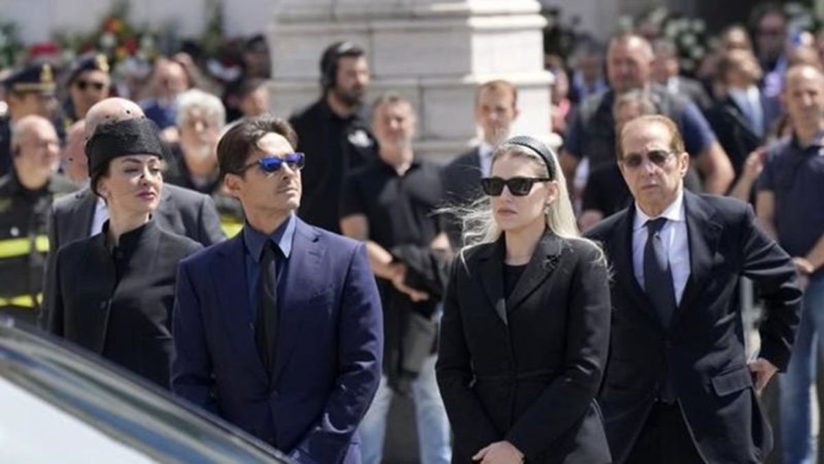 Casket of Italian ex-Premier Silvio Berlusconi is brought to cathedral ...