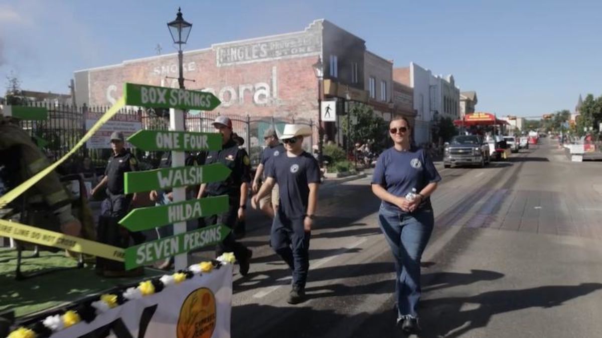 Stampede parade saved by volunteers | CHAT News Today