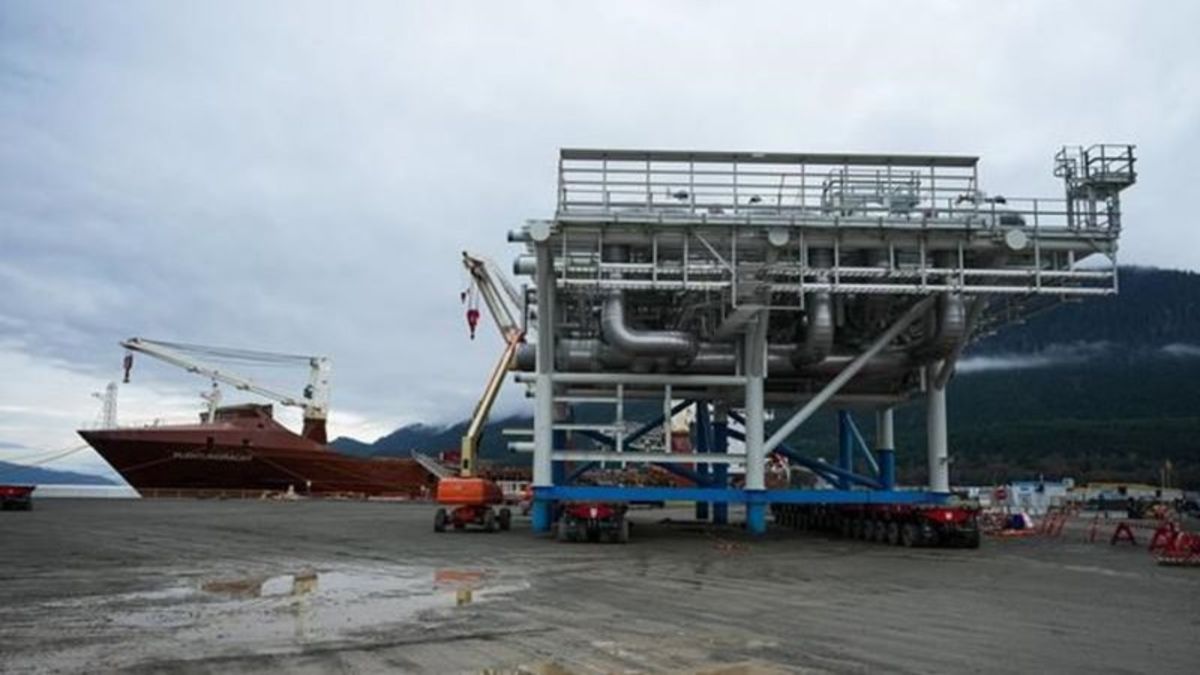 Staff at lodge for LNG workers approve strike, potentially disrupting ...