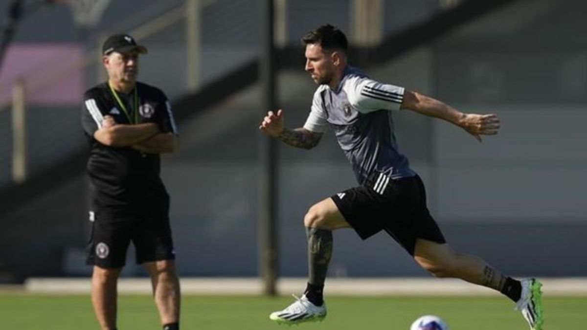 Lionel Messi takes to the practice field for 1st time since signing ...