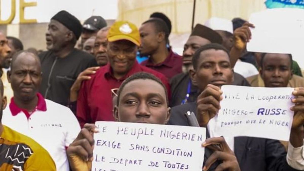 Niger state TV declares a general is the leader of the soldiers who ...