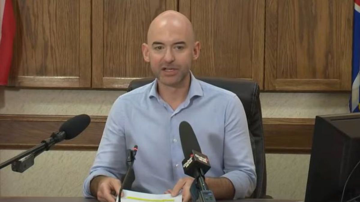 Fire chief updates wildfire losses, premier tours fire zones | 104.7 ...