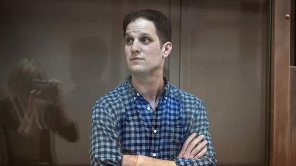 Jailed WSJ reporter Evan Gershkovich arrives at a hearing on extending ...