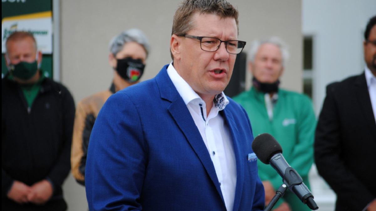 Despite seven-point dip, Moe remains tied as most popular premier ...