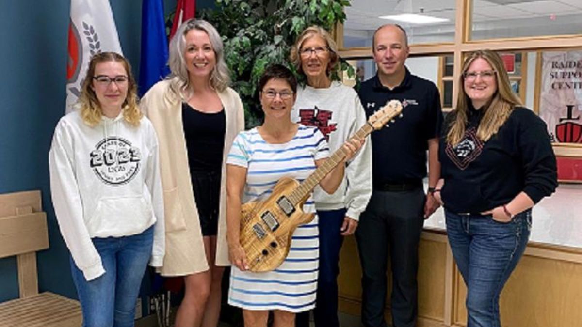 Lindsay Thurber alumnus craft custom guitar for a good cause ...