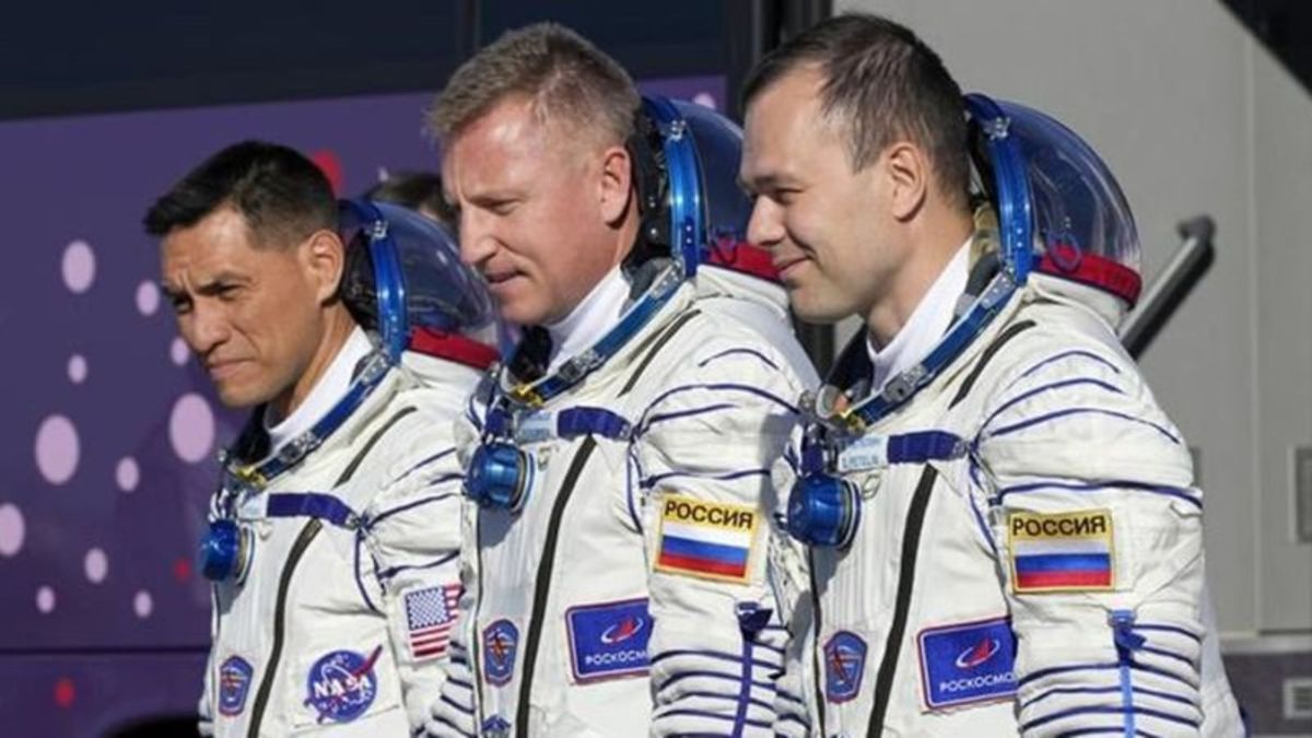 Three astronauts return to Earth after a year in space. Frank Rubio ...